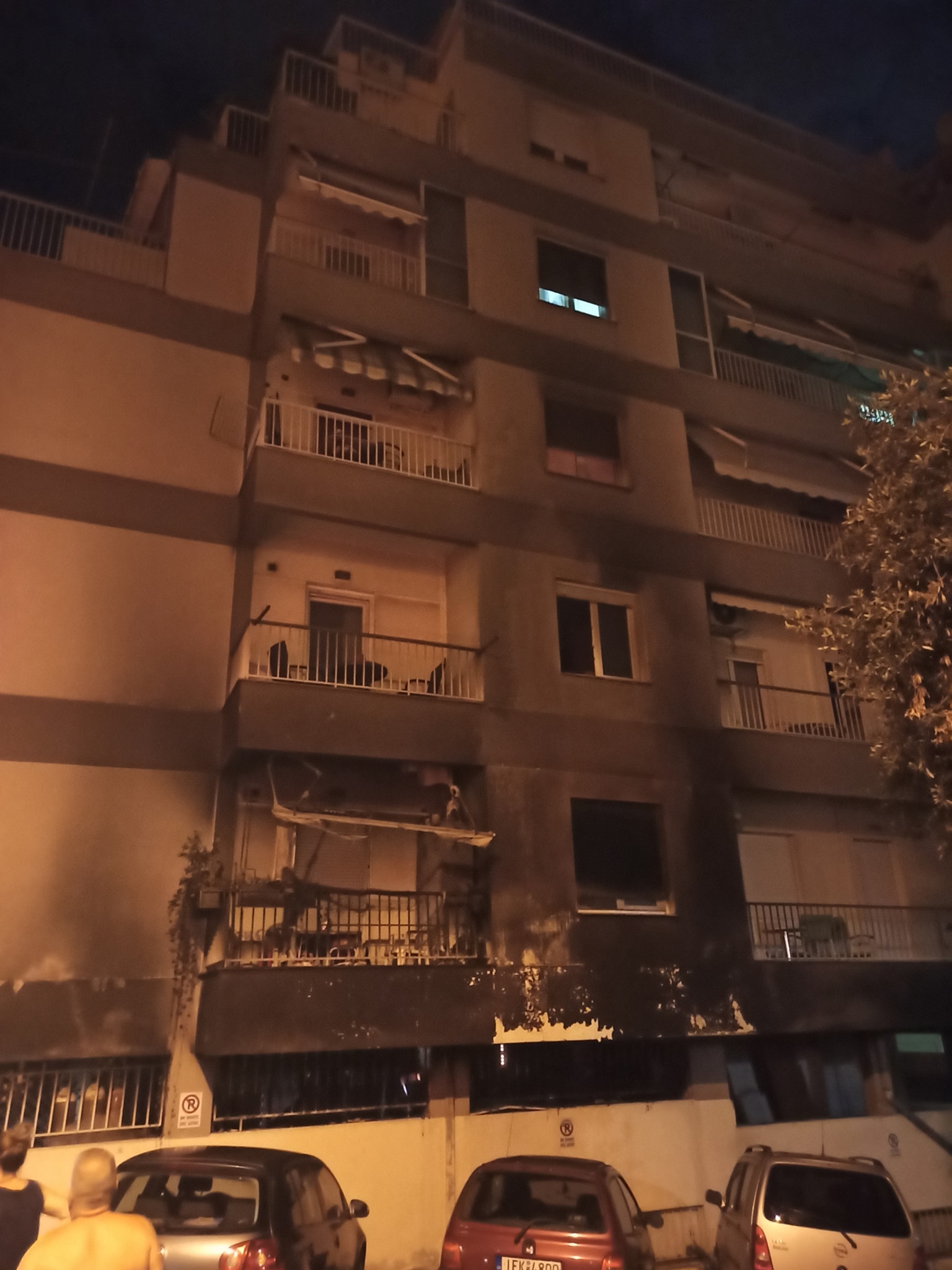 Μεγάλες καταστροφές από φωτιά σε πολυκατοικία στην οδό Ζαλόγγου (βίντεο ...
