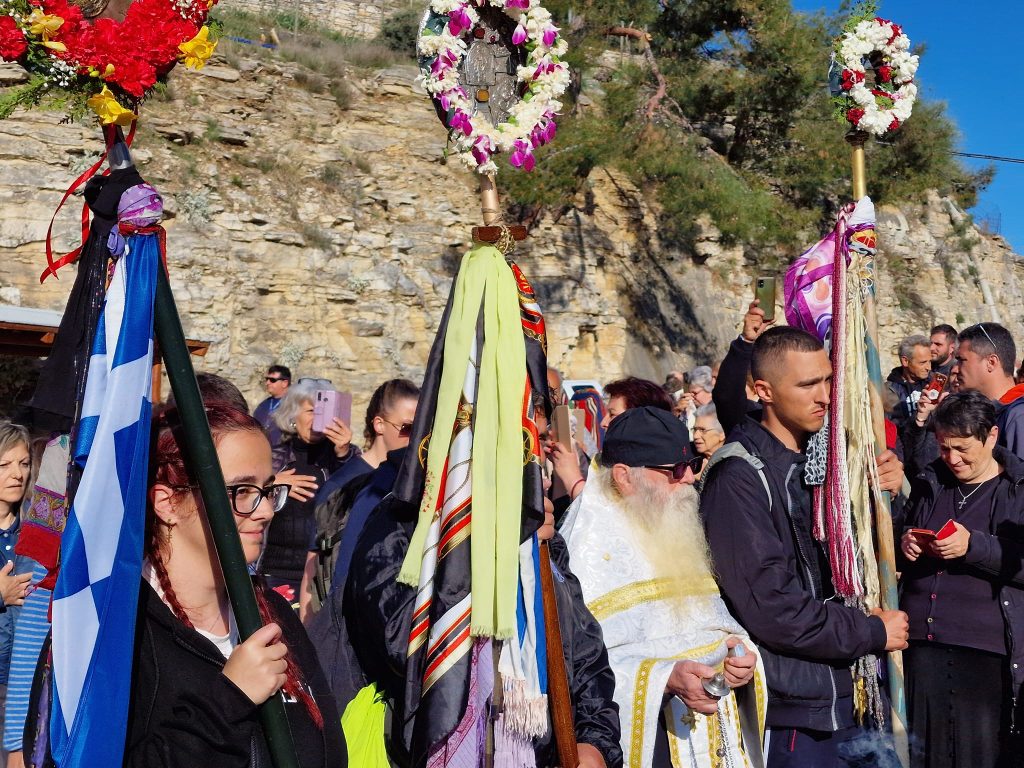 Θεολόγος Θάσου: Λιτάνευση του λαβάρου του Αρχαγγέλου Μιχαήλ τη Δευτέρα ...